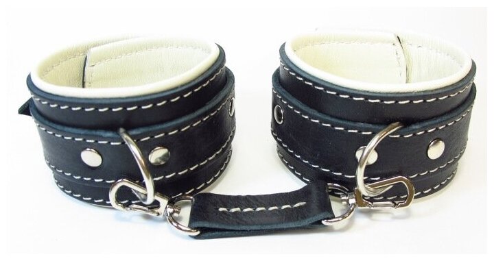 Оковы на руки БДСМ Арсенал из натуральной кожи и металла чёрно-белые со светлым подкладом