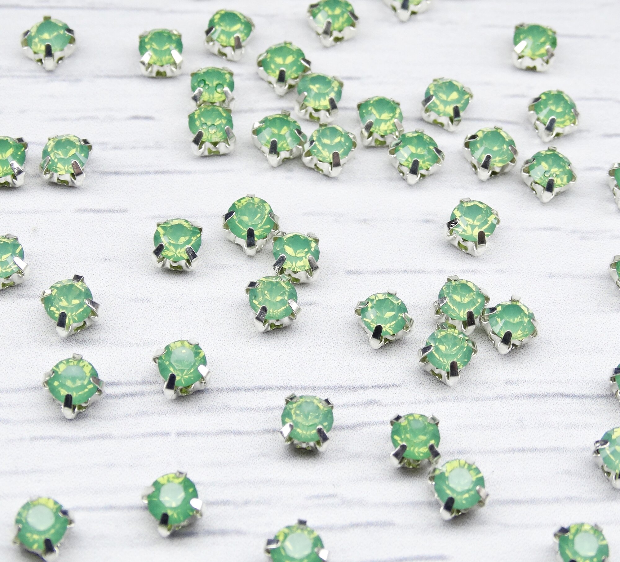СЦ015ММ44 Хрустальные стразы в металлических цапах матовые (шатоны), 4 мм, цвет: Зеленый, оправа: серебро, 35 шт/упак.