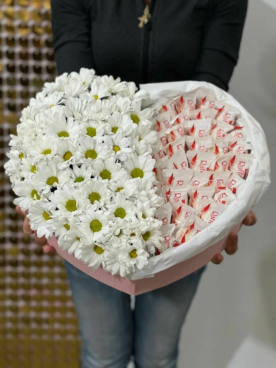 Букет ромашек с конфетами