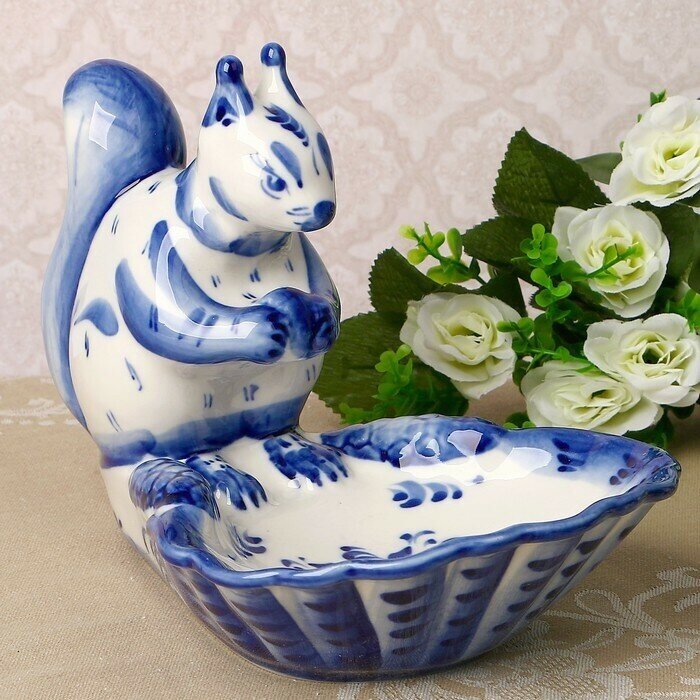 Орешница Белочка , 23,5х16 см, гжель