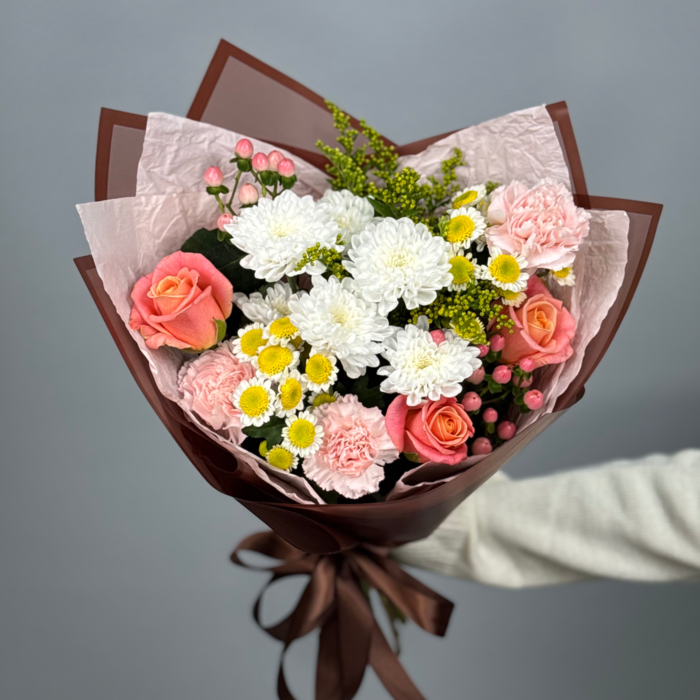 Букет Персиковый тарт в стильной упаковке. «365 Поводов» - живые цветы с доставкой