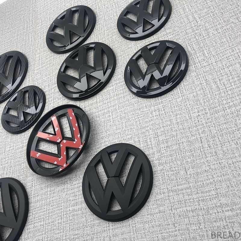 Черный Volkswagen Jetta 6 спереди и сзади черный значок