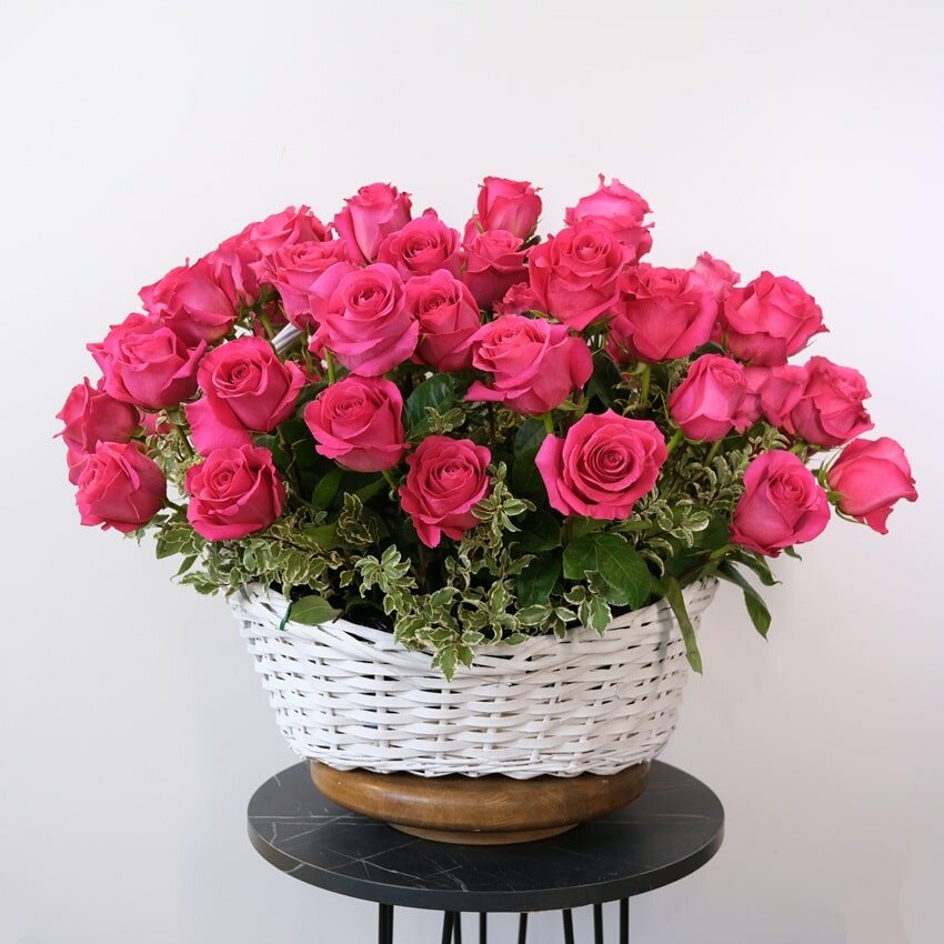 Букет живых цветов Ароматные крупные розы Пинк Флойд в корзине, 55 шт