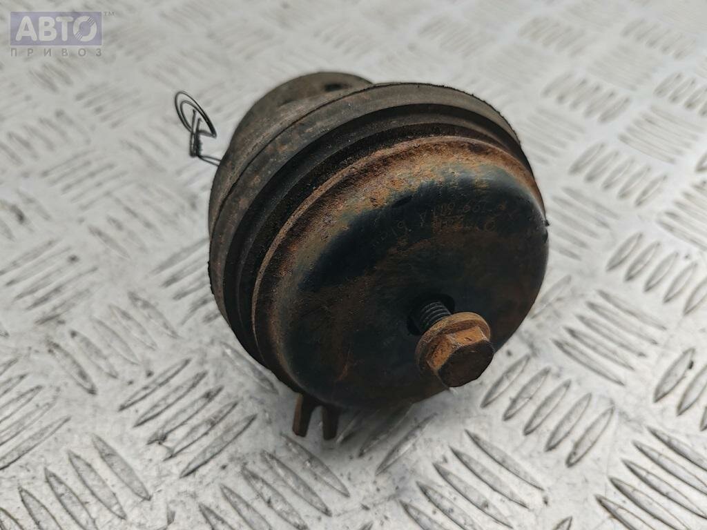 Подушка крепления двигателя Volkswagen Passat B4