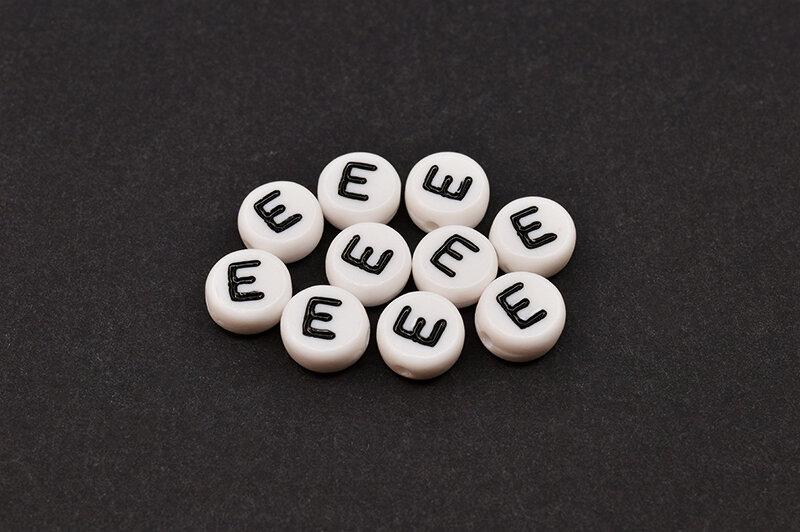 Бусина с буквой E 7х4мм, отверстие 1мм, цвет белый/черный, 540-103, 10шт