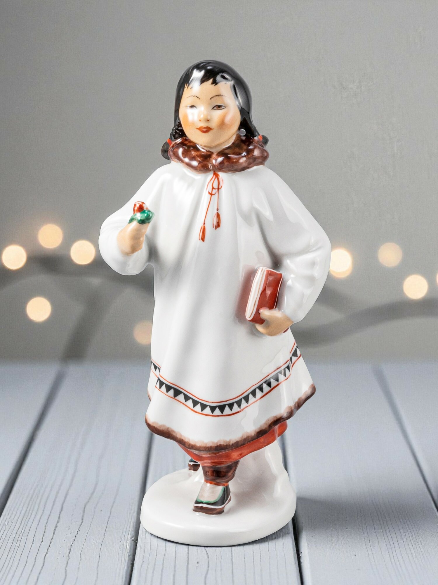 Фарфоровая скульптура Якутка с цветком, Императорский фарфоровый завод , мягкий фарфор