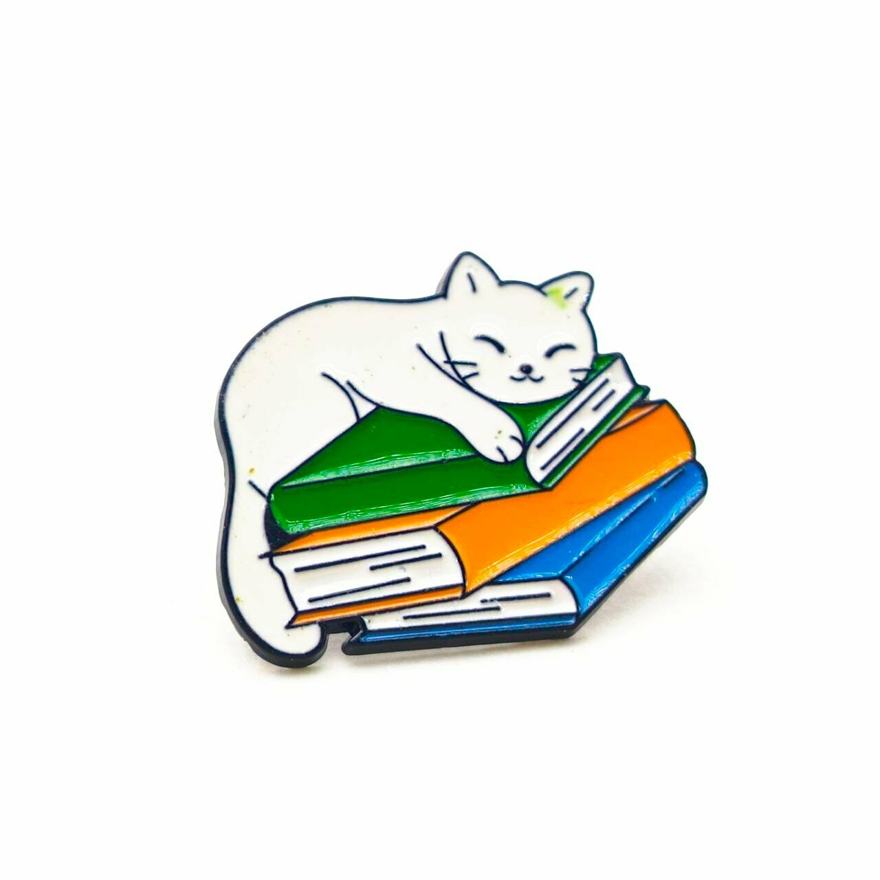 Значок для рюкзака и вещей "Спящая кошка на книгах" / Белый / 1 шт.