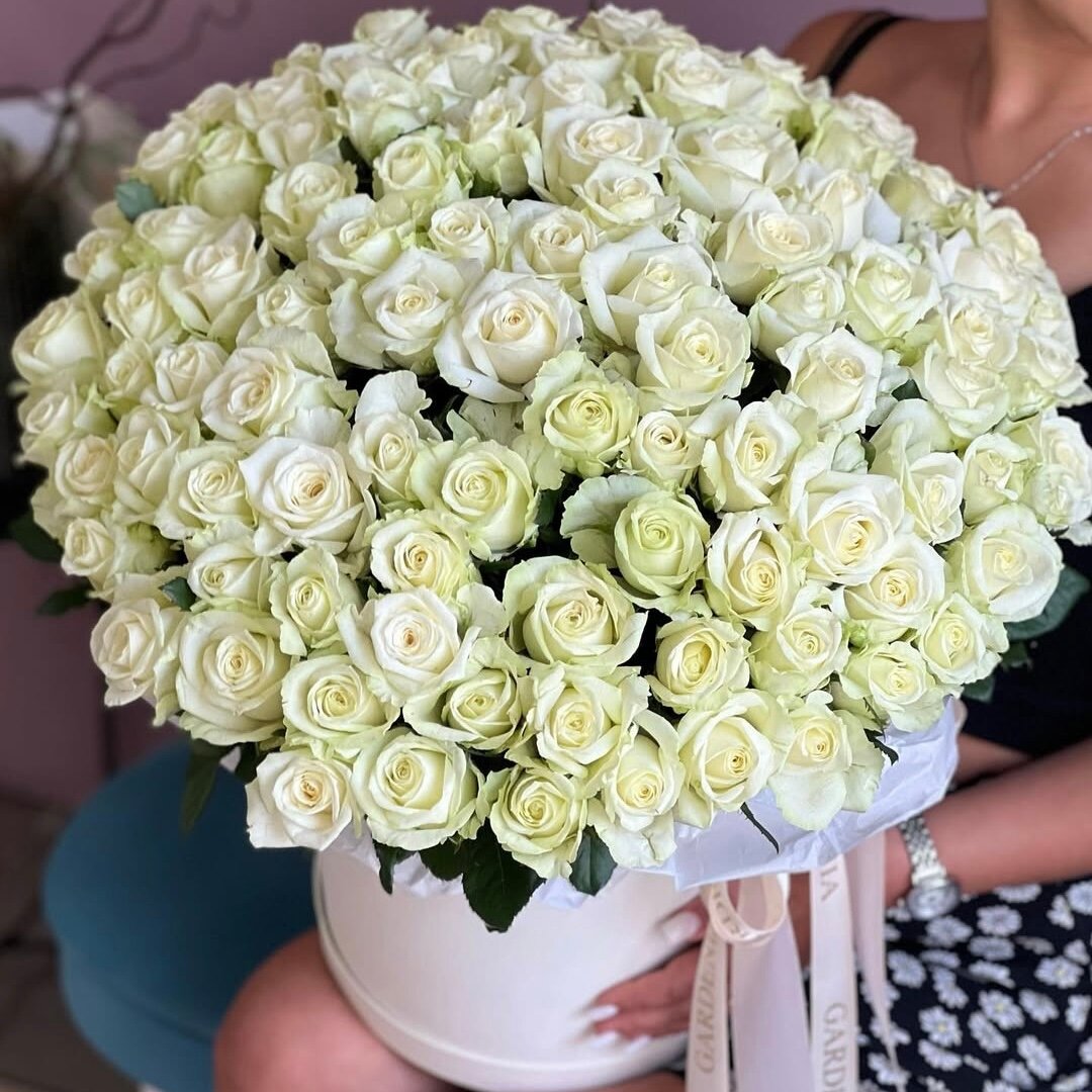 Букет из белых роз 101 шт в шляпной коробке, красивый букет цветов, шикарный, премиум цветы, премиум букет