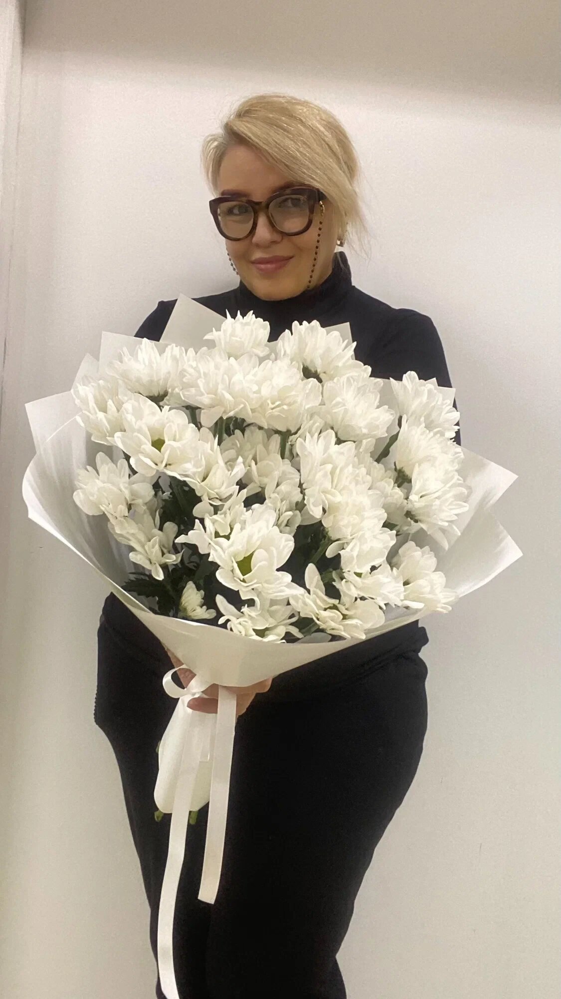 Монобукет, кустовая хризантема, оберточная бумага под ленту, цвет белый, 5 цветов