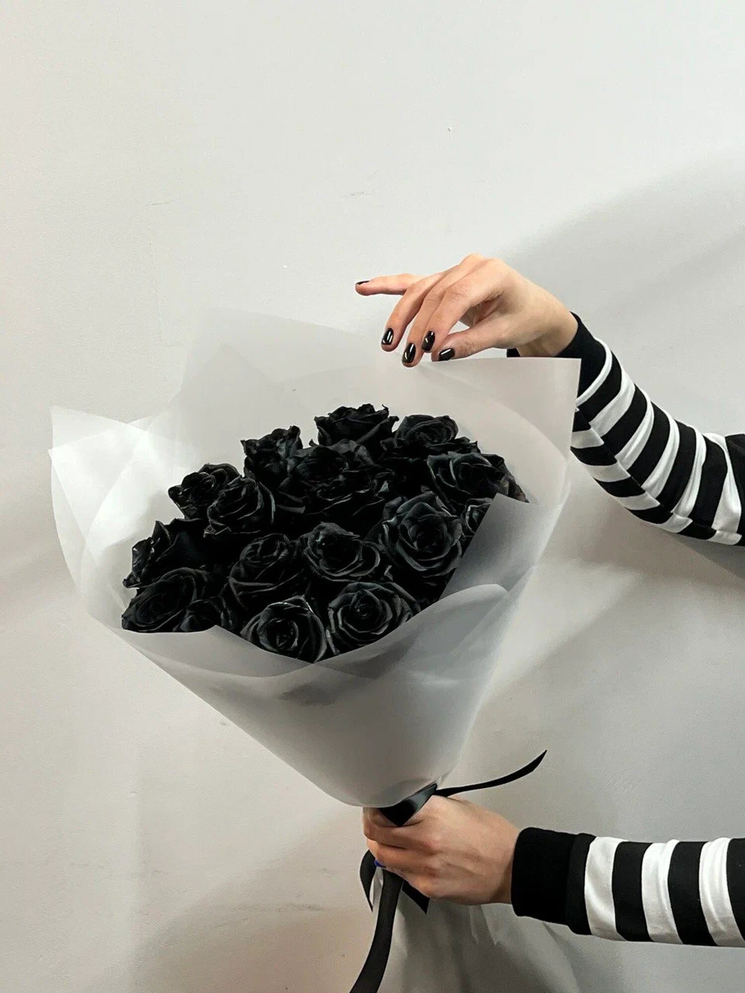 Монобукет, розы, на стеблях, пленка под ленту, цвет черный, 17 цветов