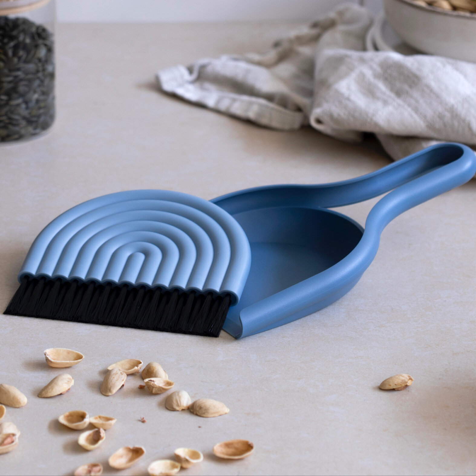 Мини-набор совка и щетки для уборки крошек Peleg Design DustArch, голубой