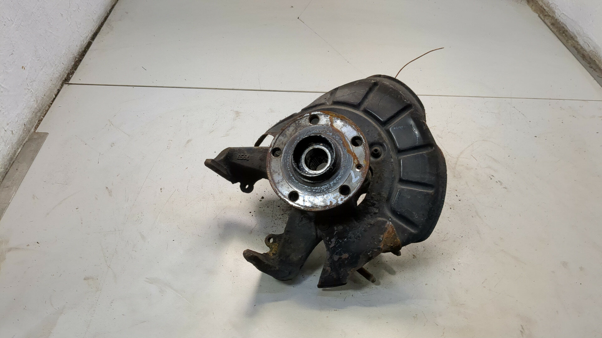 Ступица (кулак, цапфа) левая передняя Skoda Octavia (A5) Б/У