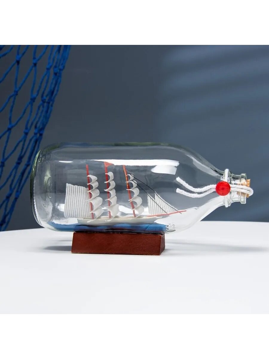 Элегантный сувенирный корабль в бутылке