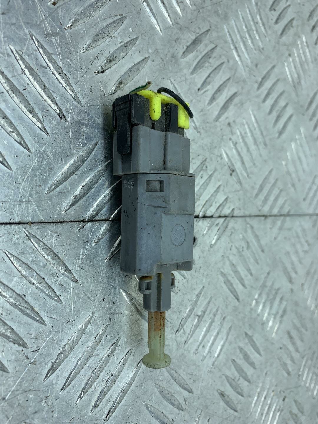 Датчик педали тормоза (лягушка) Mazda 626 5 (1997 - 1999) GA2C6649Y