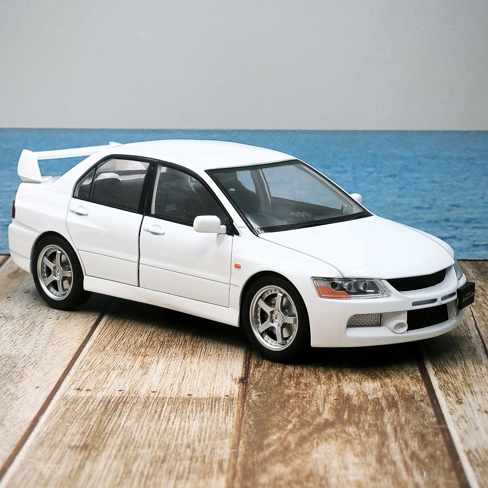 Металлическая модель автомобиля Mitsubishi Lancer Evolution с световым и звуковым сопровождением. Масштаб 1:24