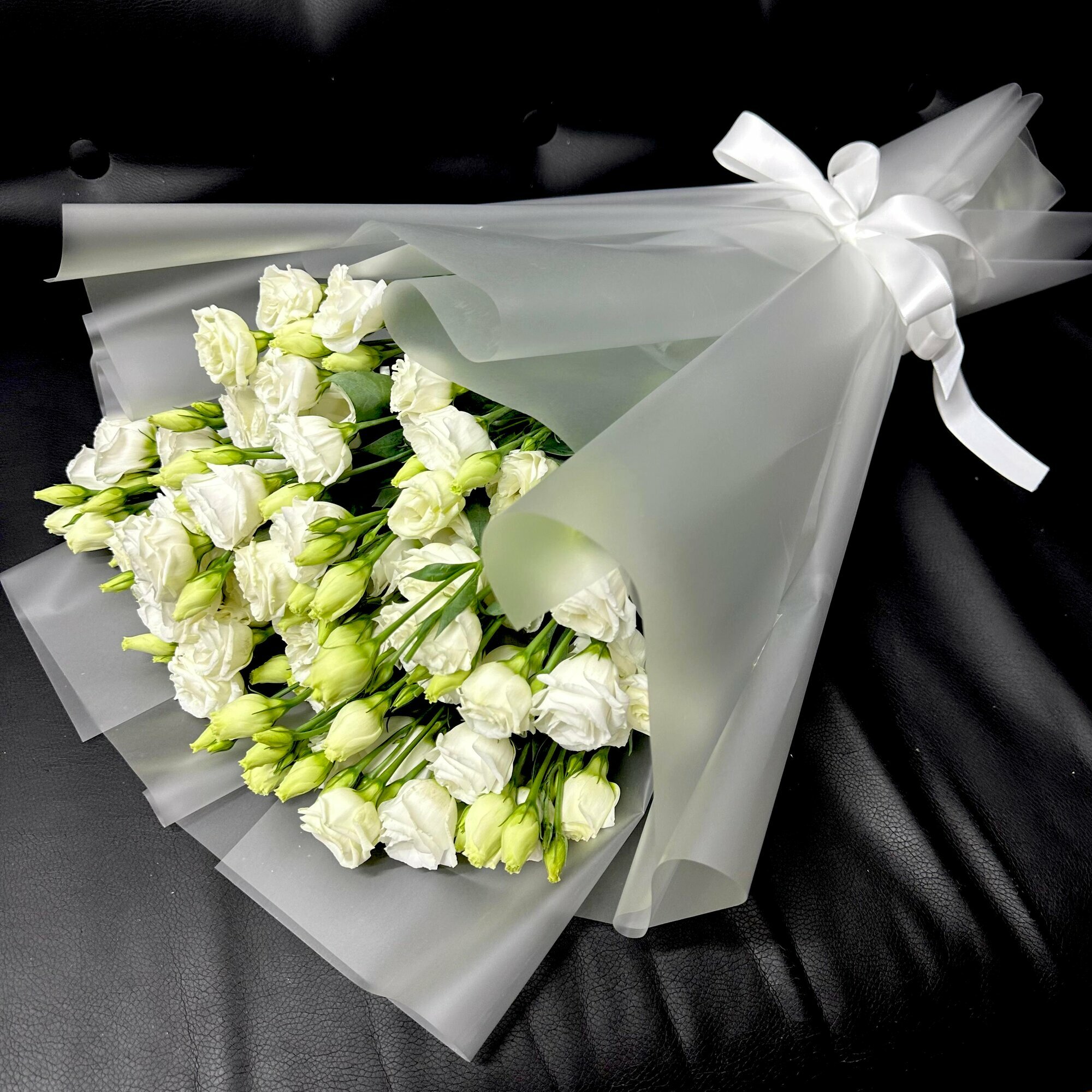 Букет из 11 белых эустом в авторской матовой упаковке с лентой