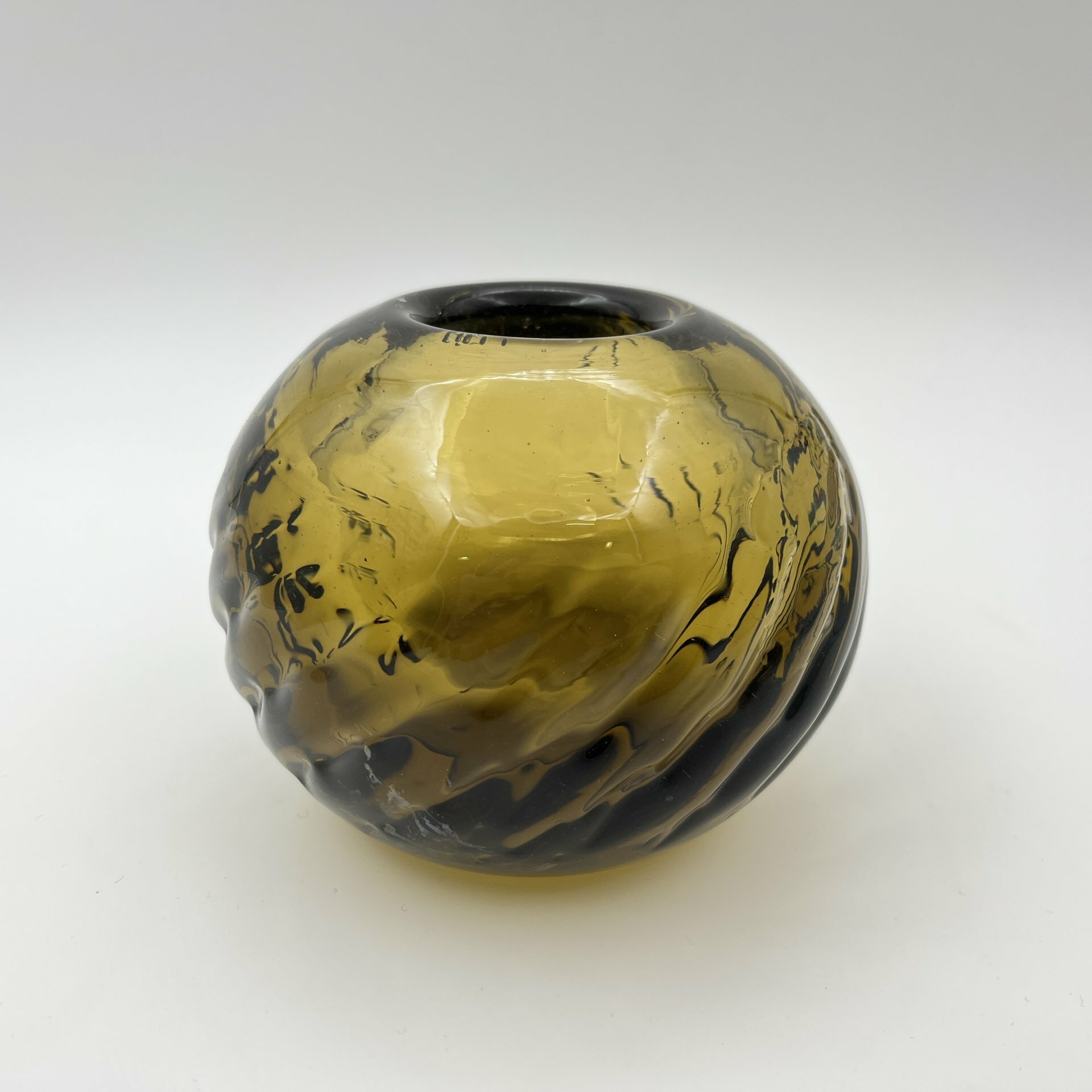 Ваза округлой формы с рельефным витым декором, стекло, гутная техника, СССР