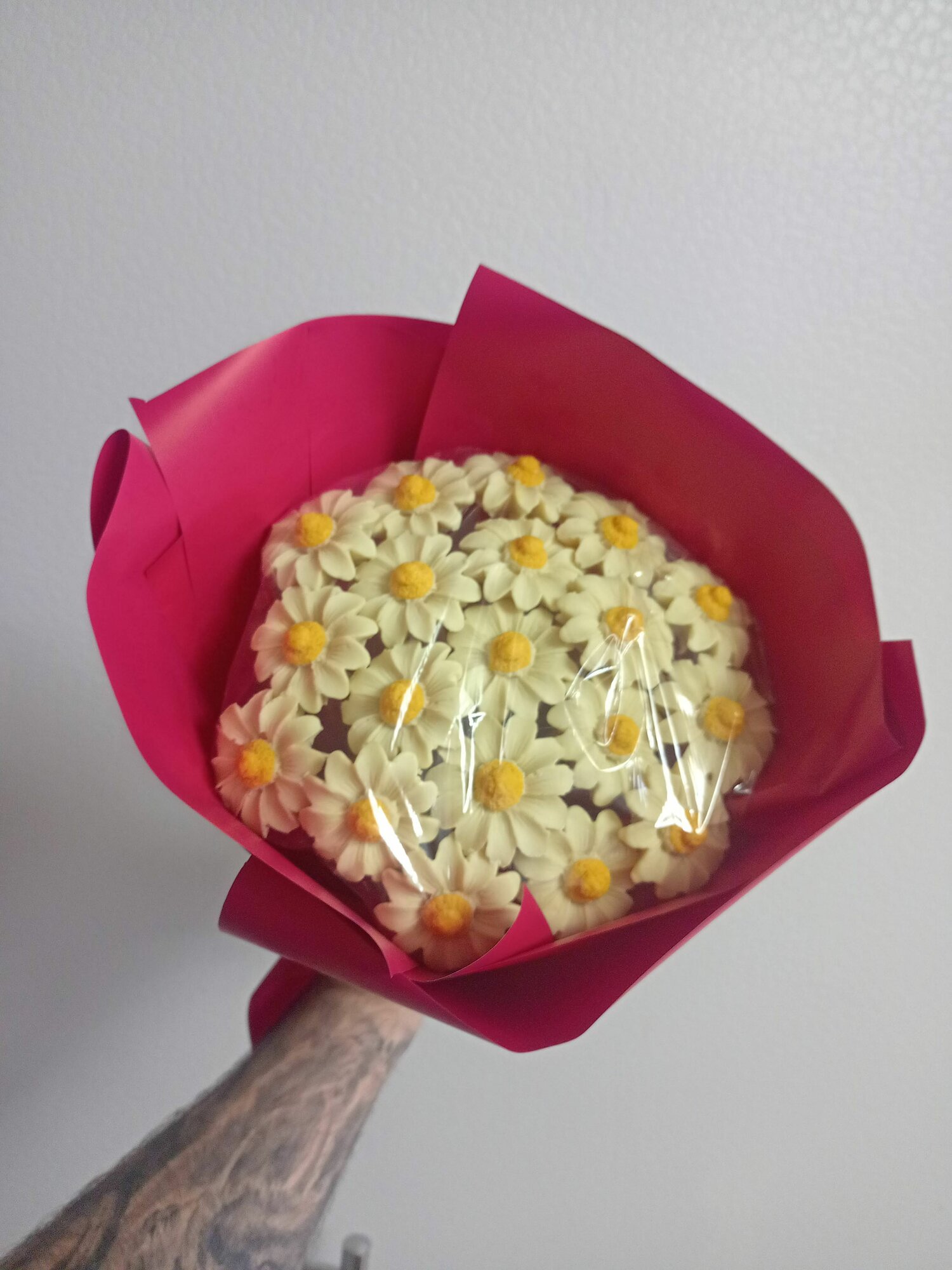 Сладкий букет ТД НебыковА Шоколадные ромашки 19 шт красный