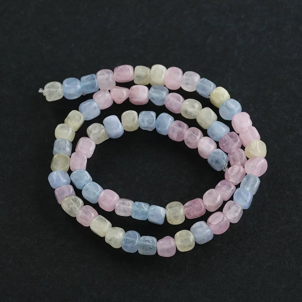 Агат кубик 5.5 мм , морганит , бусины на нитке (около 67 шт)