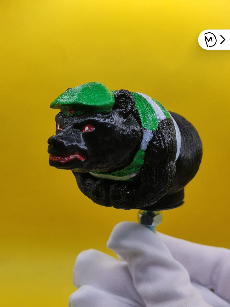 Злой медведь пограничник на торпеду автомобиля с болтом