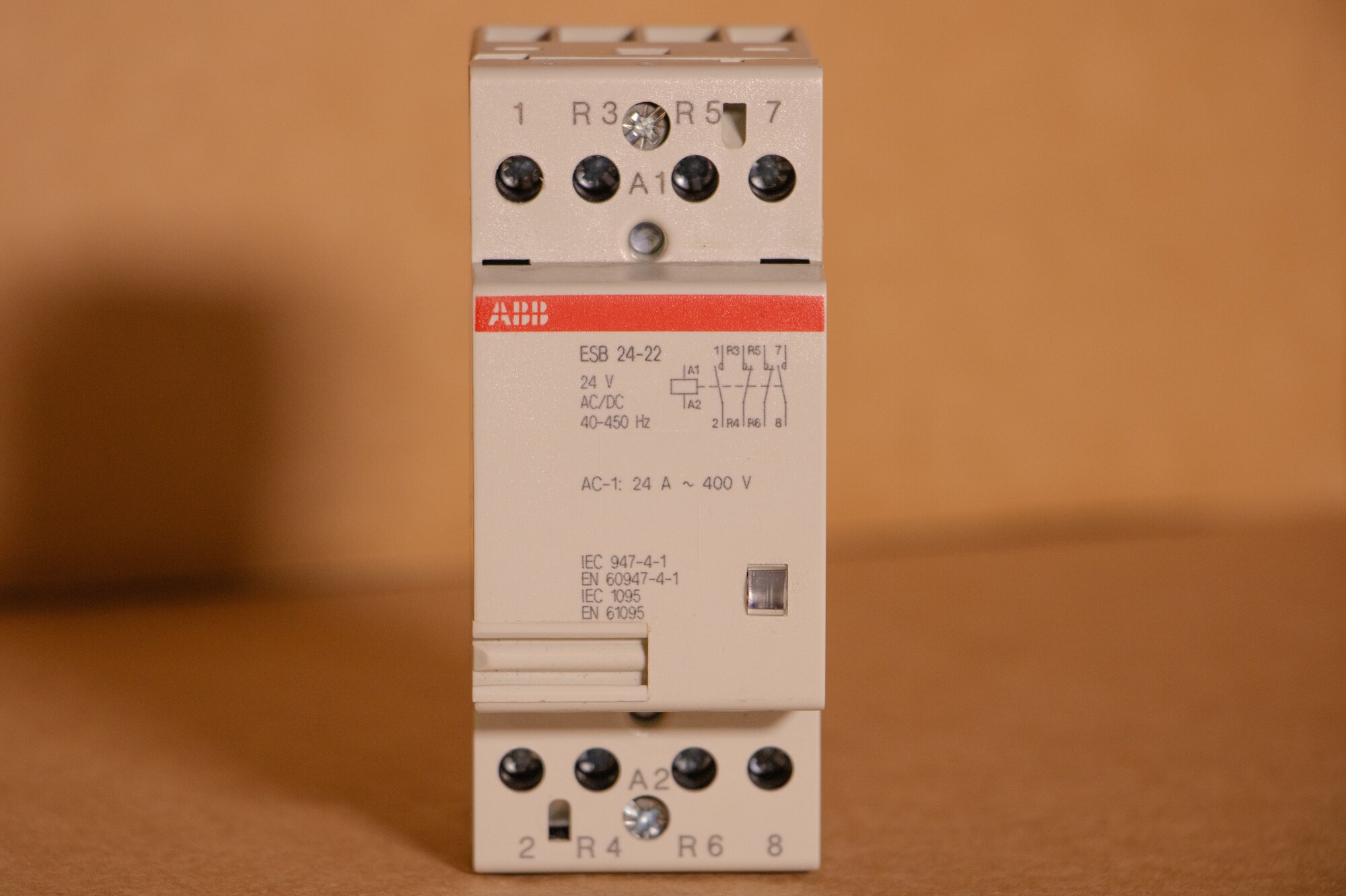 Контактор модульный ESB-24-22 (24А AC1) катушка управления 24B AC/DC ABB