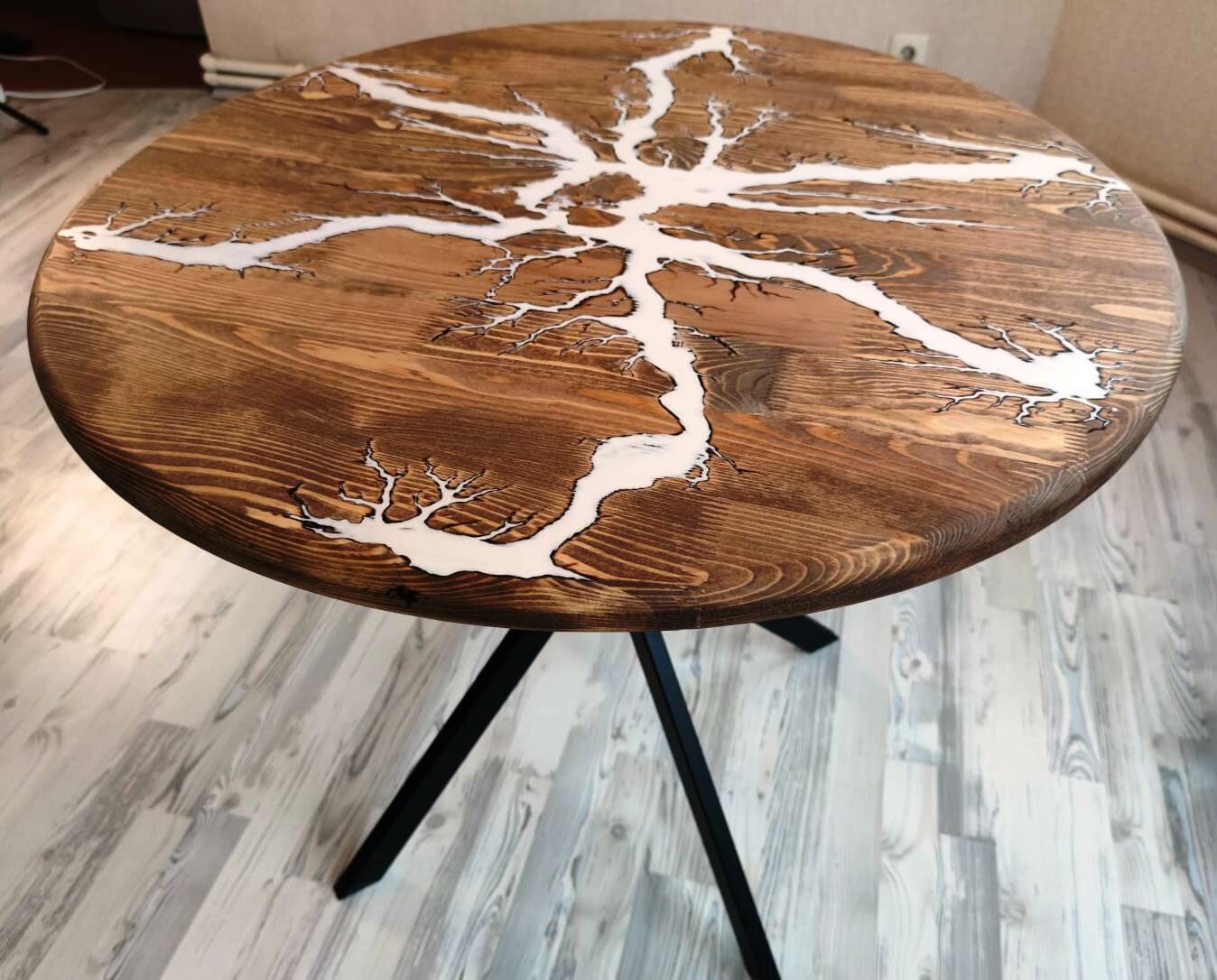 Круглый стол из массива сосны цвета золотистый дуб с белыми молниями из эпоксидной смолы на металлическом лофт подстолье