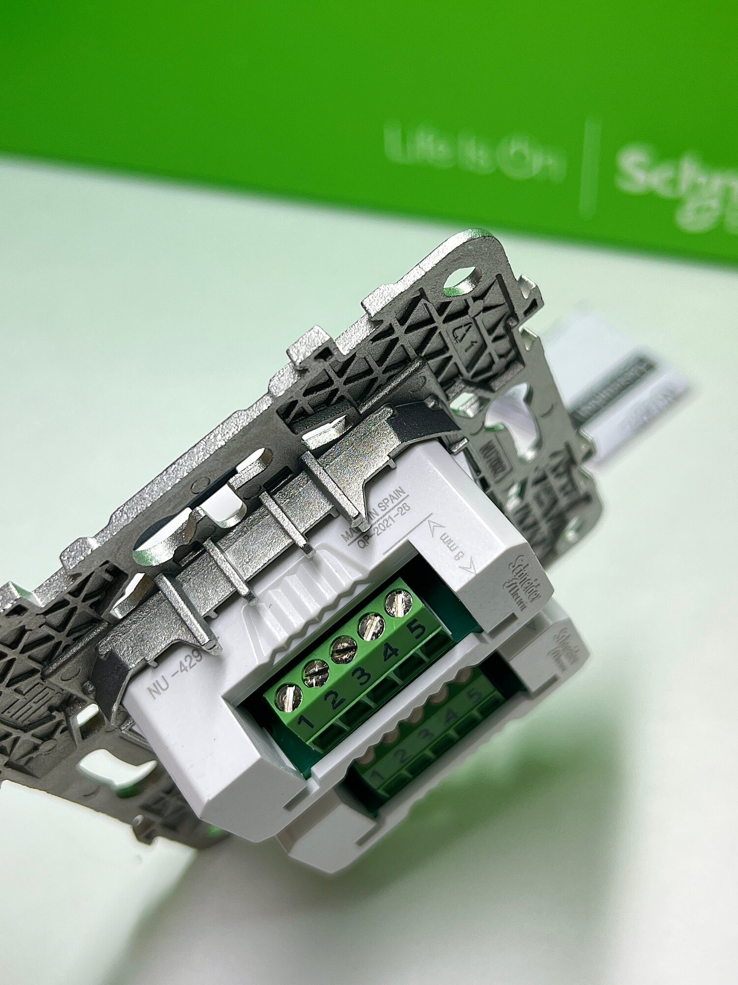 USB-коннектор Schneider Electric NU542754 Unica New 2-местный (антрацит) NU542754