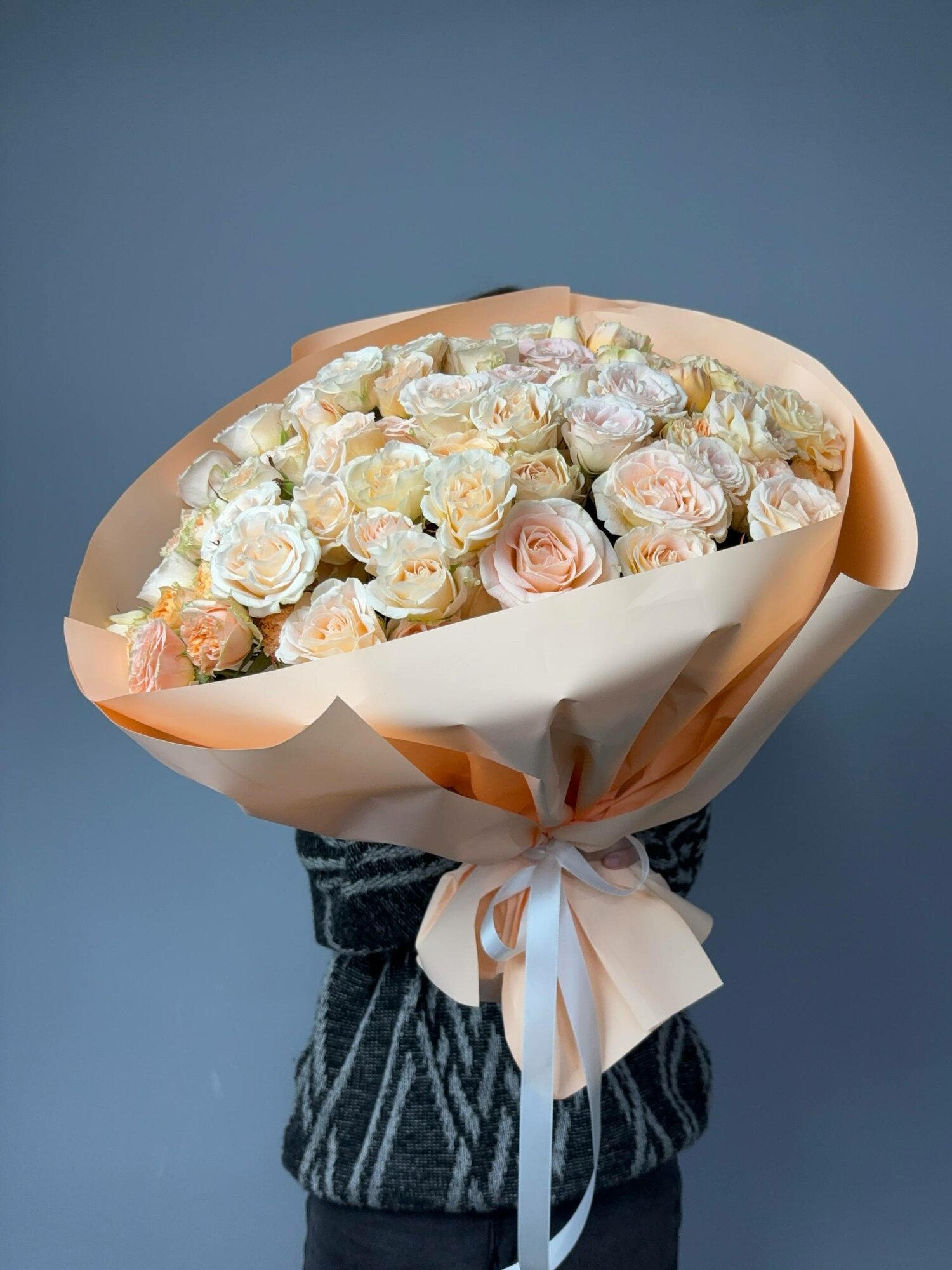 FRESH FLORA Песчаное Барокко: кустовые розы кремовые – купить пышный букет с доставкой