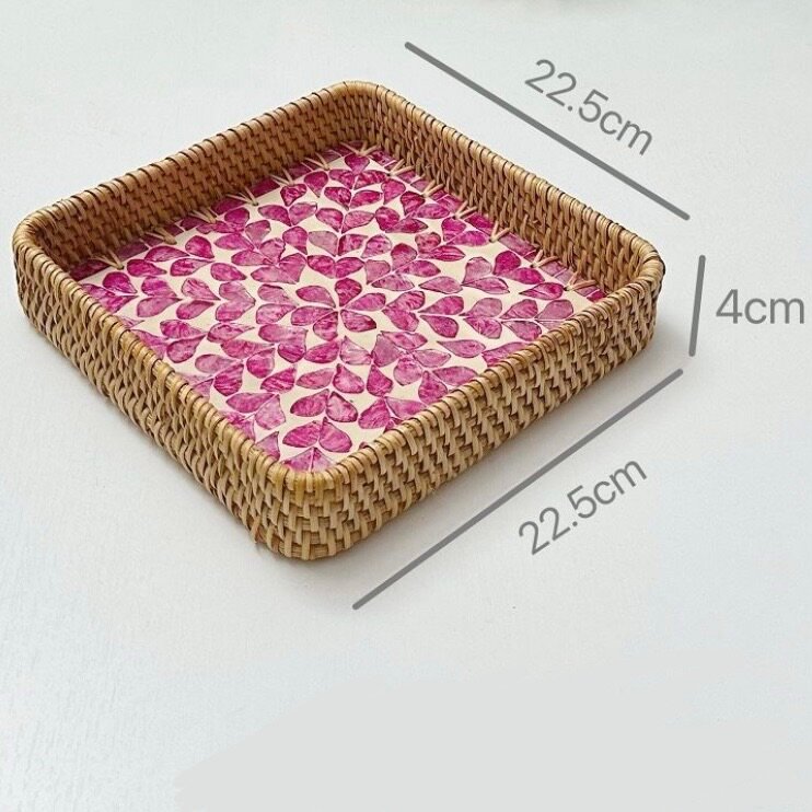 Менажница из натуральной плетёной окантовки (ротанг) и керамической основы.