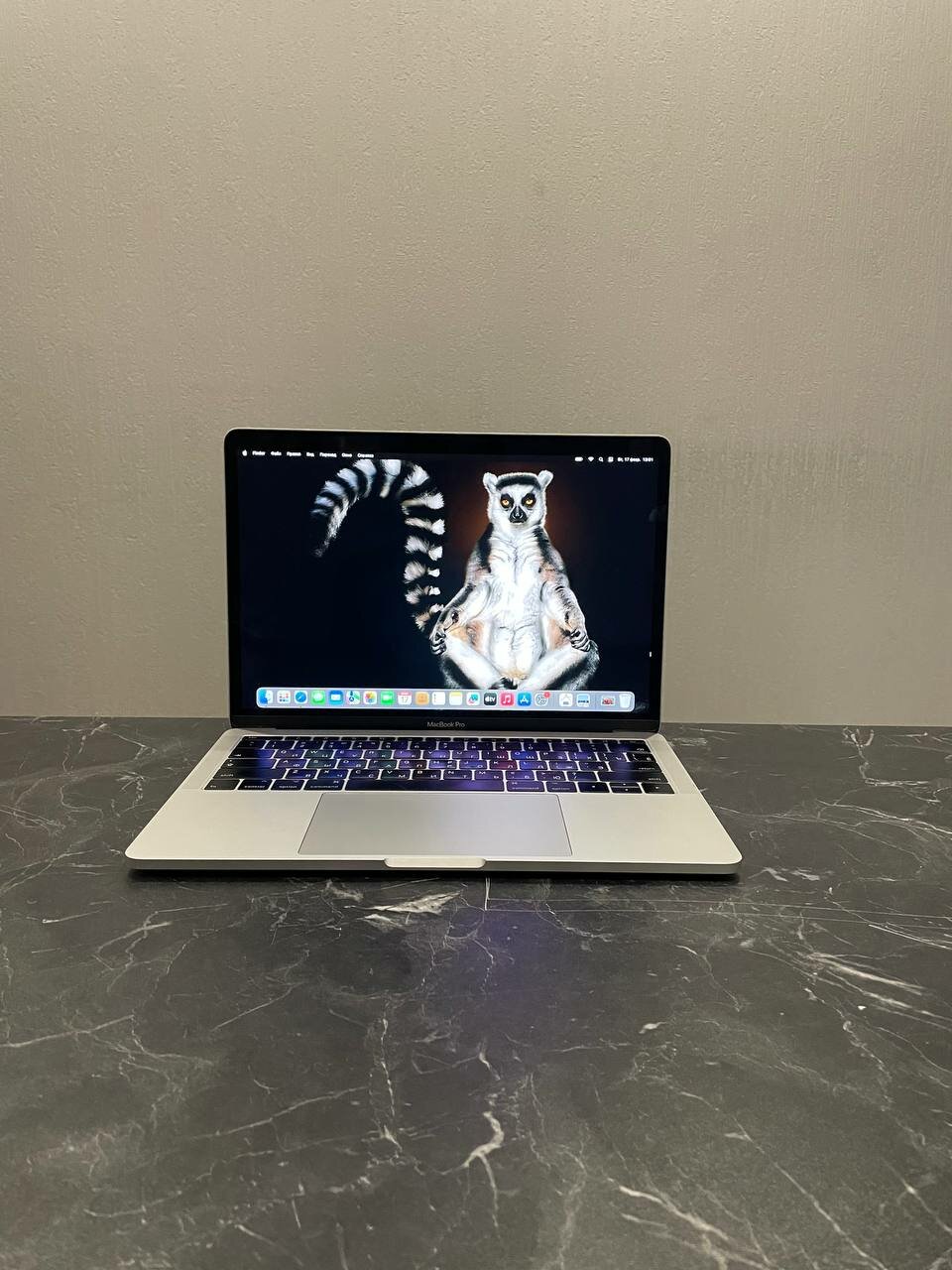 Ноутбук MacBook Pro 13 2017 г. 2560x1600 (два порта Thunderbolt 3), Intel Core i5 2,3 ГГц, 8/128 ГБ LPDDR3 2133 МГц, Intel Iris Plus Graphics 640, MacOS, Серебристый, русская клавиатура