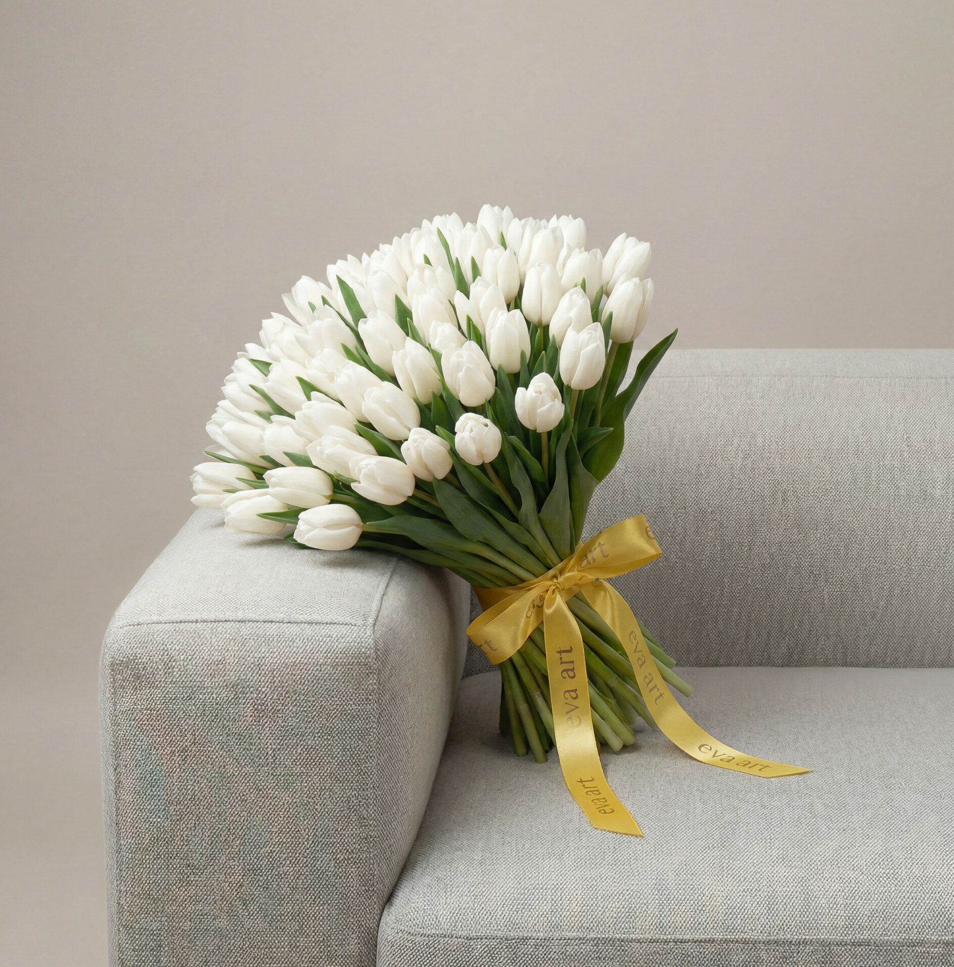 Букет EVA ART живых цветов "Снежинка": 51 белый тюльпан
