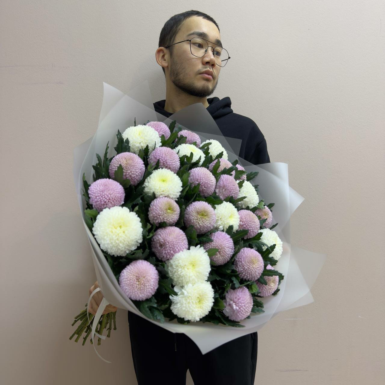 Пышный букет из 29 одноголовых хризантем сорта момока высота 60 см с доставкой