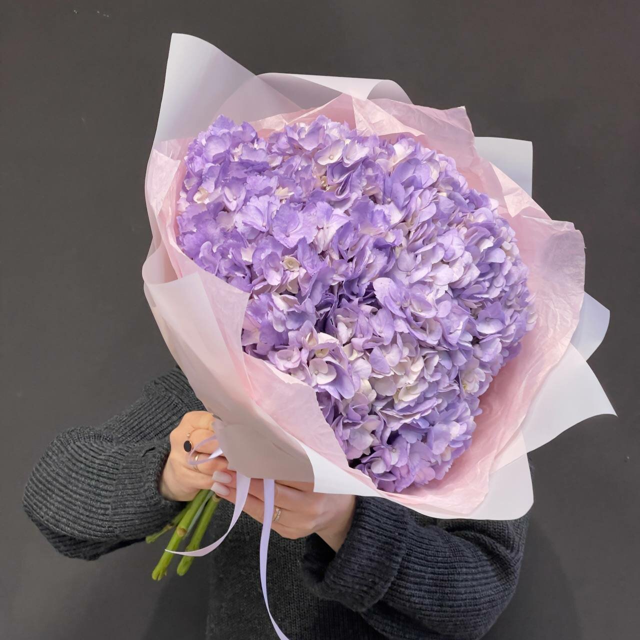 Букет "Лаванда" из гортензий, в дизайнерское упаковке, цвет лавандовый