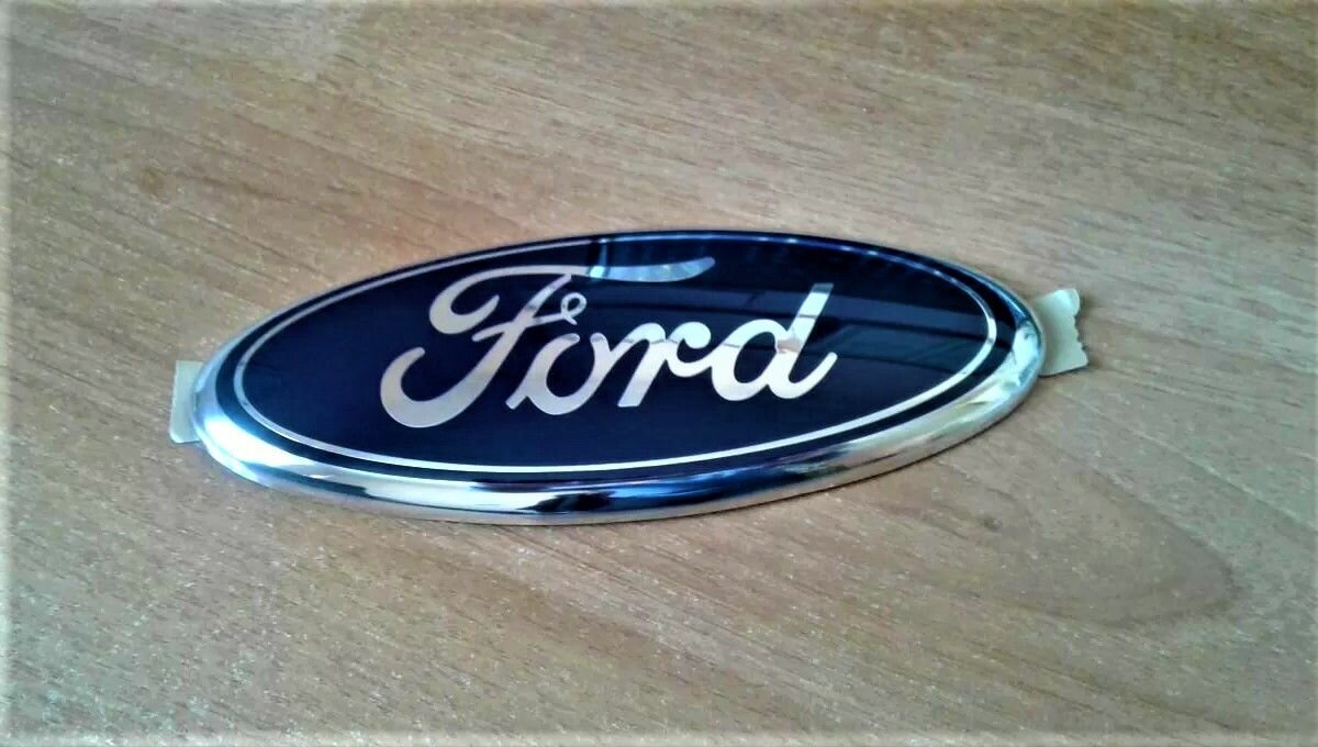 Эмблема передняя Ford решетки радиатора на Форд Фокус 3