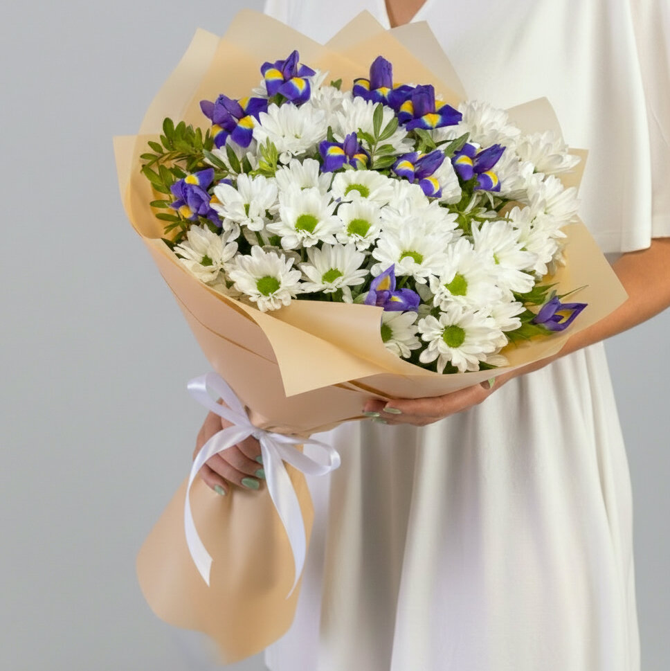Дуо-букет Мегацвет24 "Хризантема кустовая "Ромашка" и Ирисы", дизайнерская упаковка