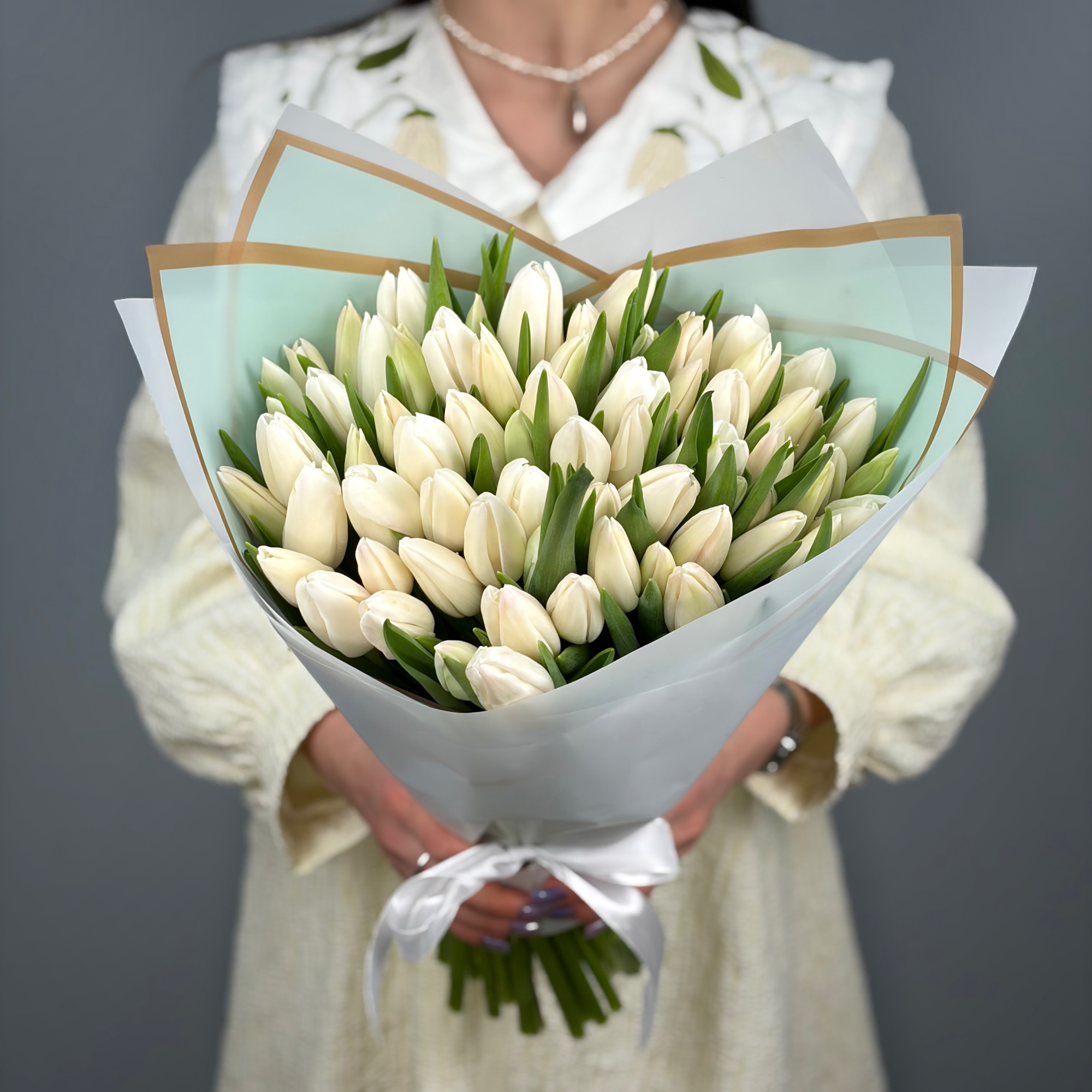 Букет из 71 белых тюльпанов в стильной упаковке. «365 Поводов» - живые цветы с доставкой