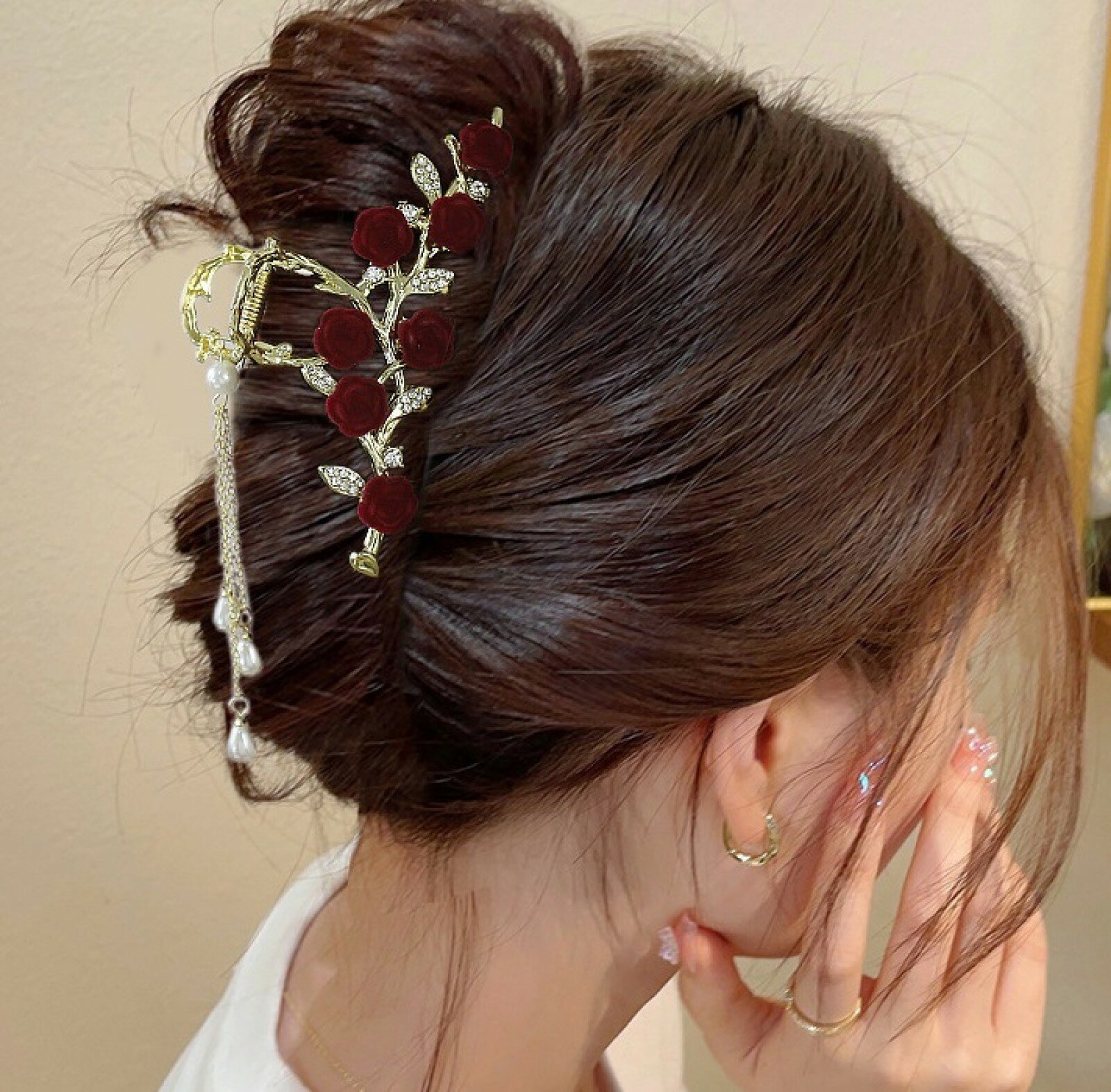 Заколка-краб MyPads N422351 золотистая с красными бархатными розочками и жемчугом