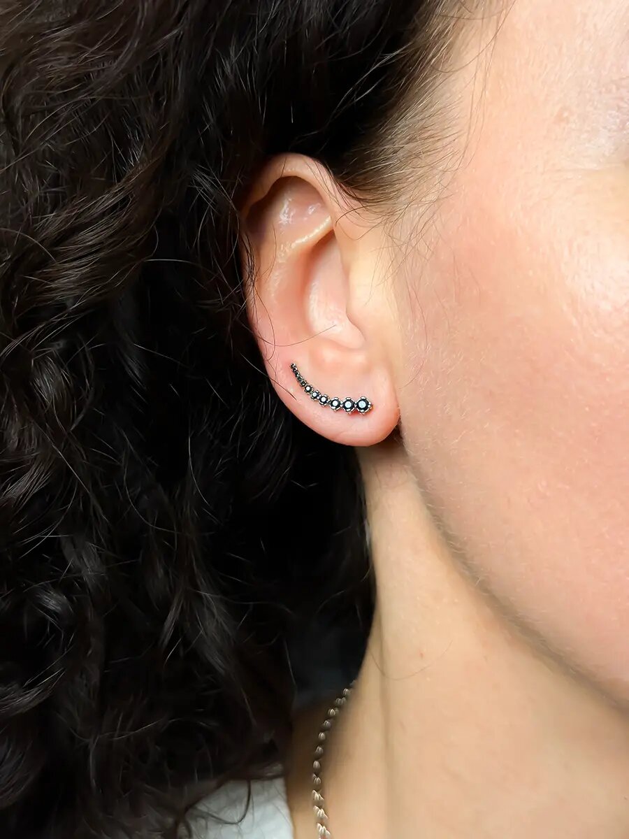 Серьги каффы, серебро, 925 проба, чернение, родирование, шпинель