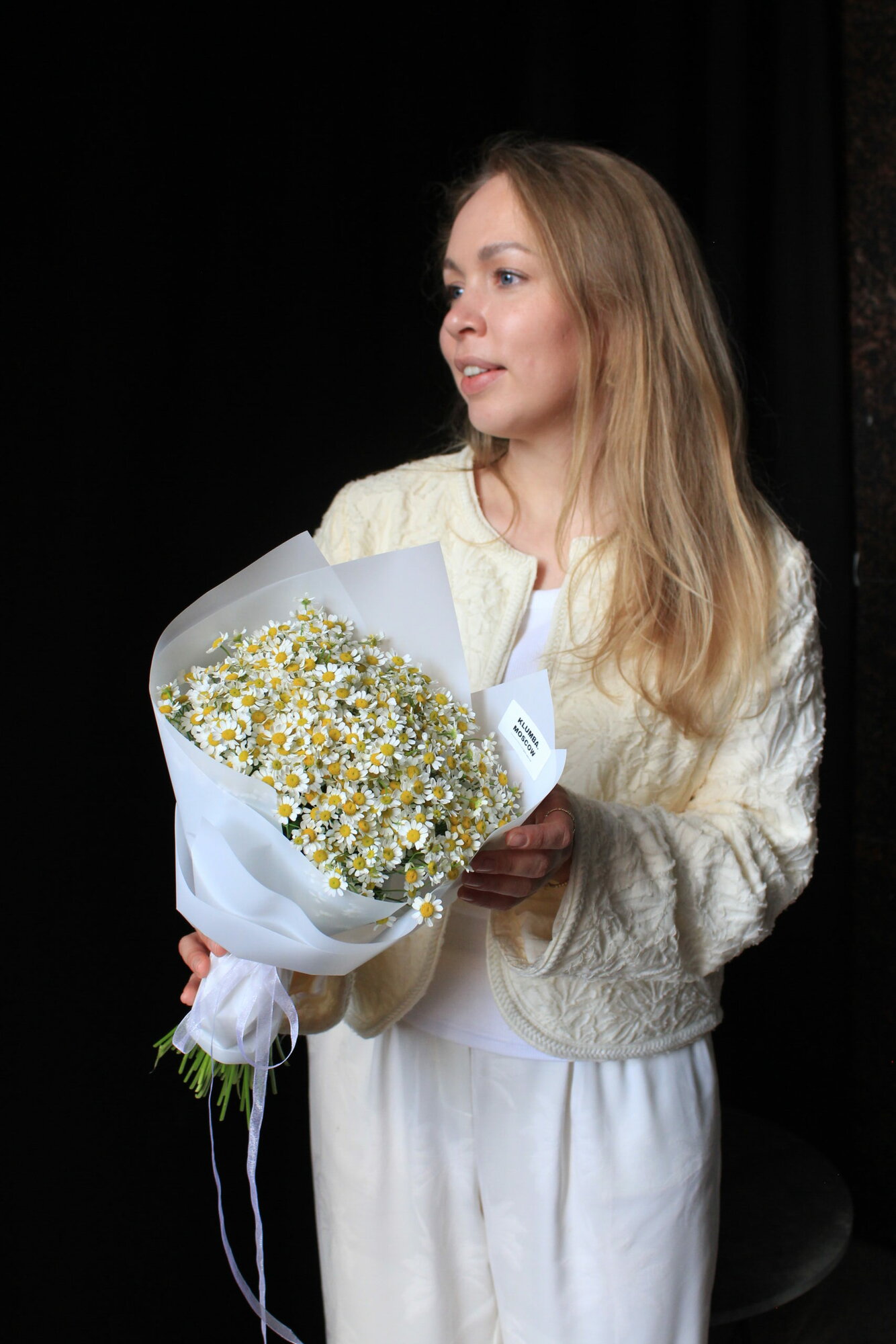 Монобукет KLUMBA.MOSCOW "Ромашки", высота 30 см, в аквабоксе