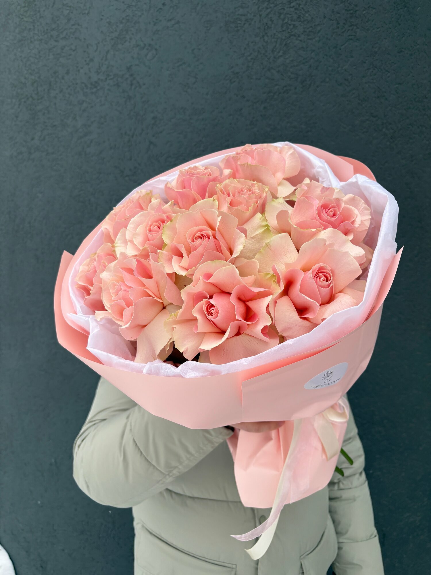 Букет из розовых французских роз 11 штук, в нежной упаковке с тишью