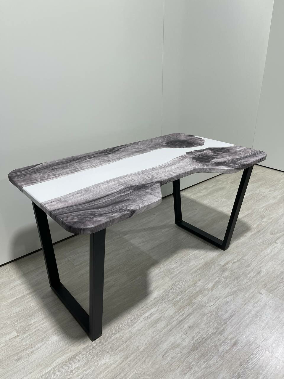 Стол письменный компьютерный с вырезом THETABLE•RU 140х80 см 3.23/2.1