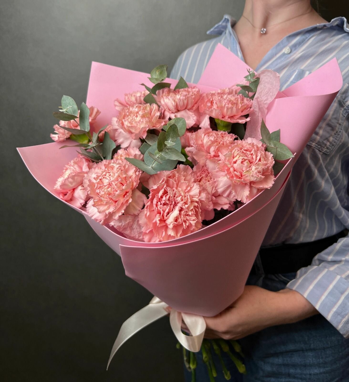 Букет розовый из диантусов-гвоздика с эвкалиптом