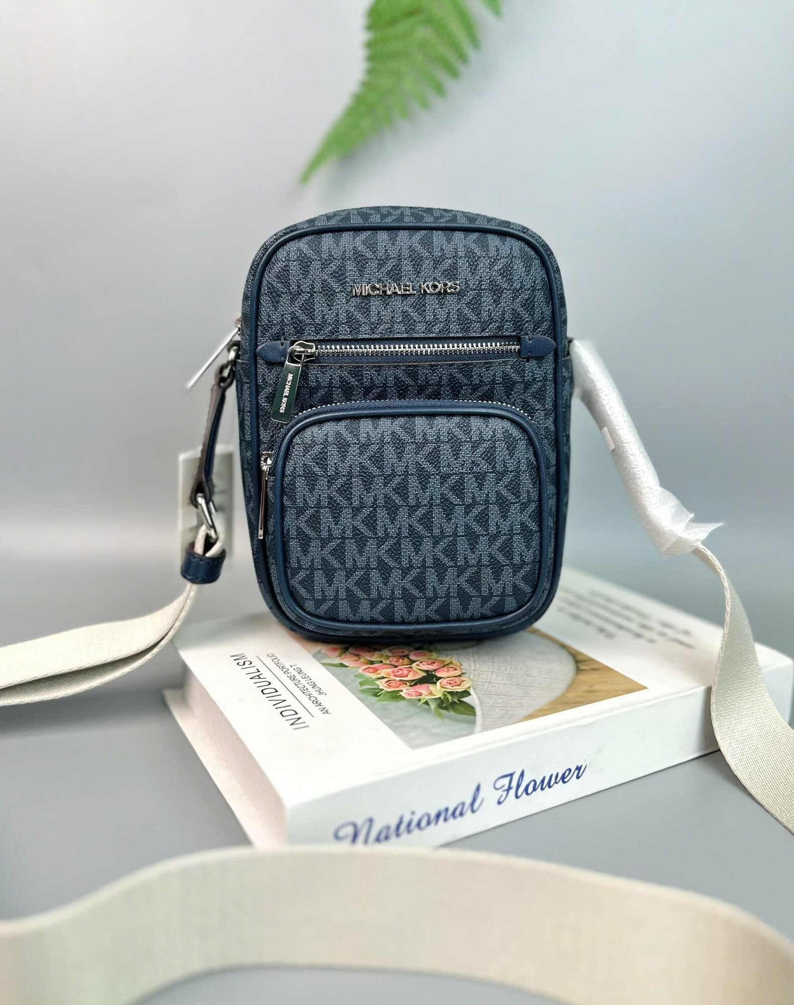 Сумка кросс-боди Jet Set Medium Signature Logo Crossbody Bag