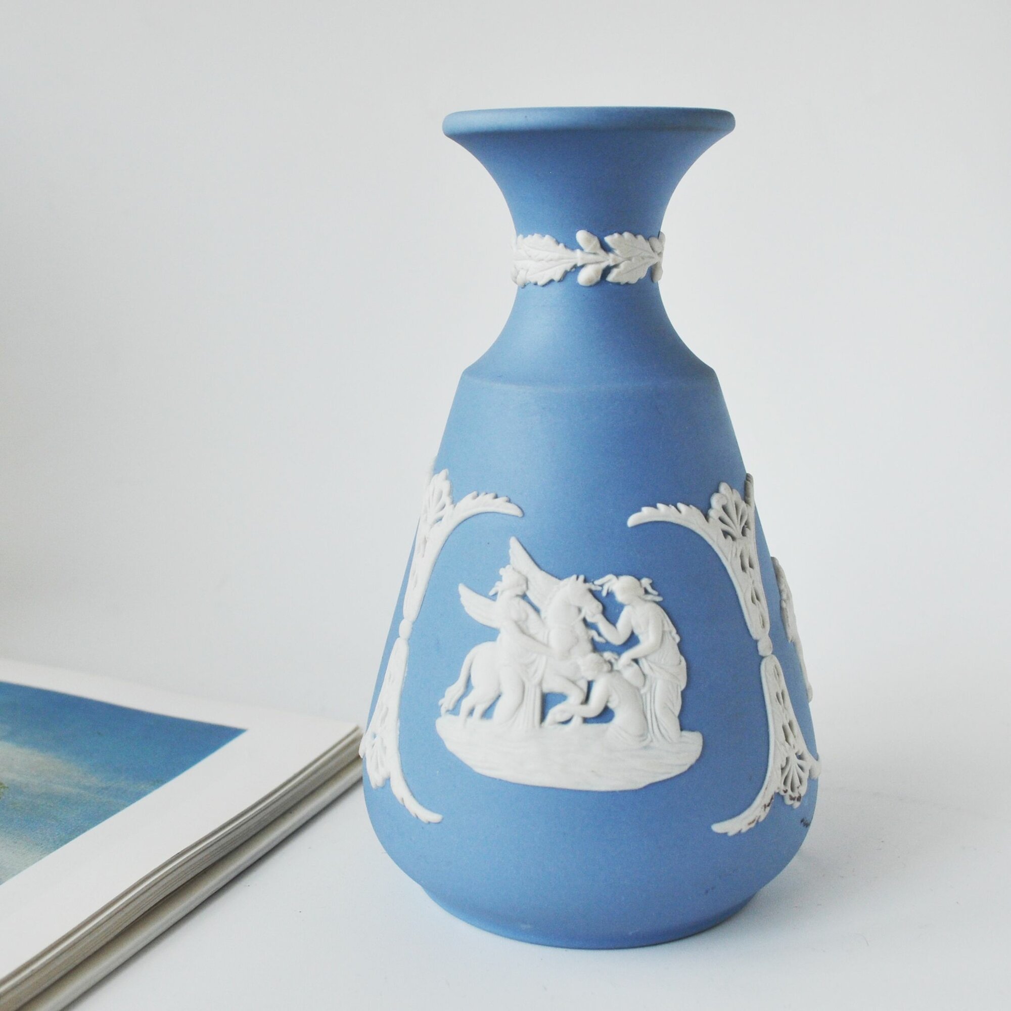 Винтажная ваза "Античный мир". Бисквитный фарфор. Wedgwood, Великобритания, вторая половина XX века.