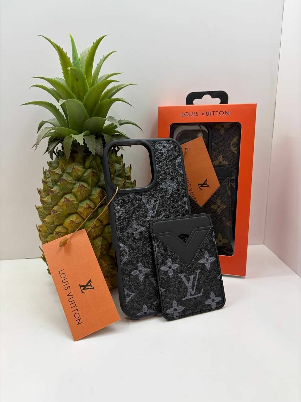 Накладка LOUIS VUITTON С карманом для iPhone 16 Pro Max, черный