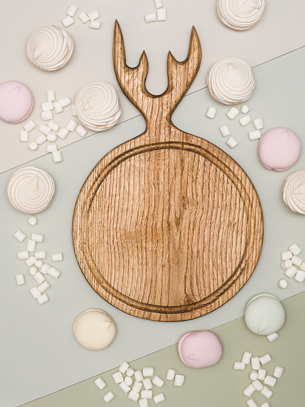 Круглая разделочная доска с рогами из дуба. Диаметр круга 25 см.