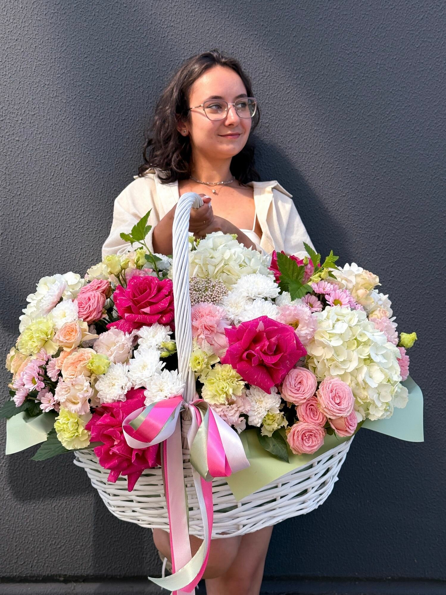 Корзина XXXL из живых цветов с французскими розами, гортензией "Признание"