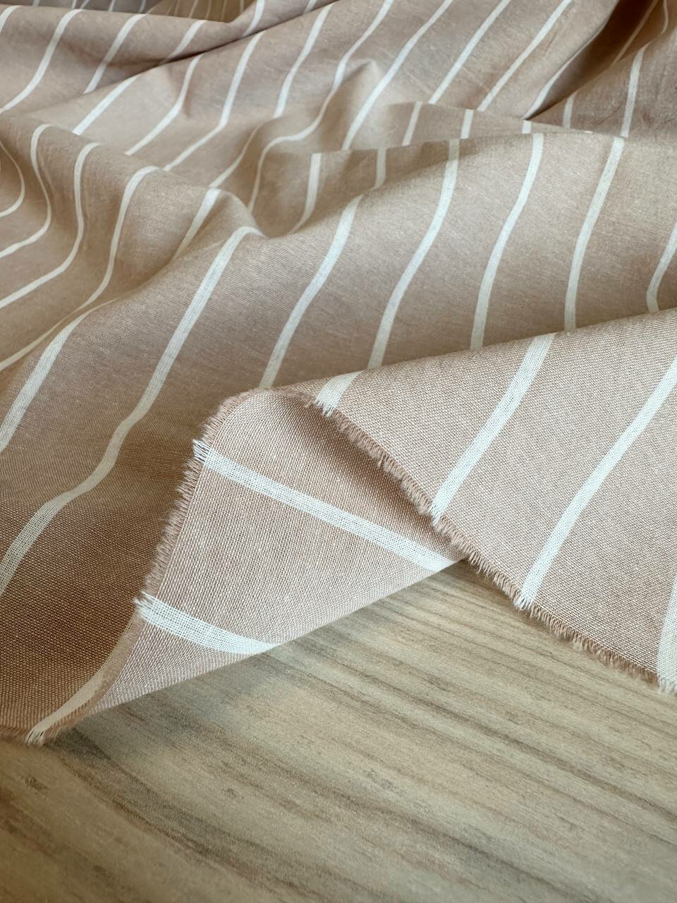 1м. Вареный (стираный) хлопок в полоску. Ткань для шитья. Бежевый. Ширина 250 см. Плотность 110.