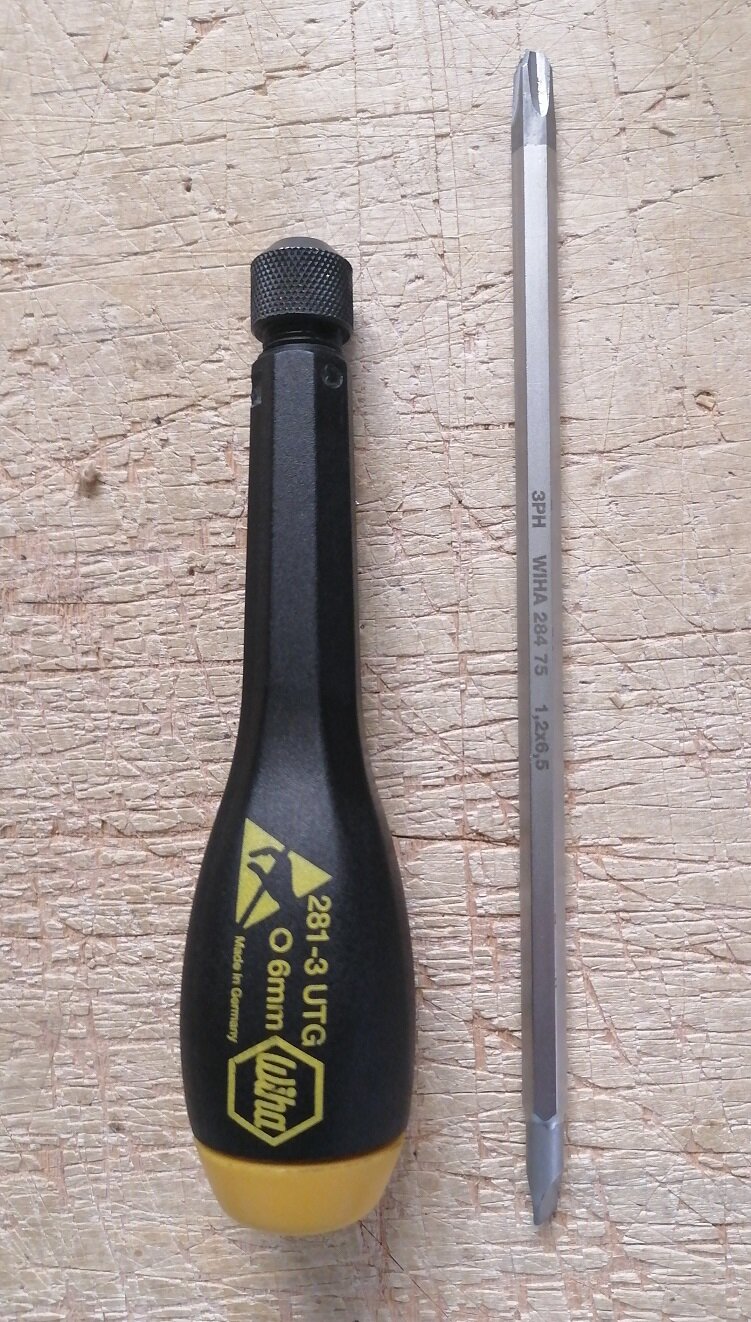 Рукоятка из ударопрочного антистатического пластика со сменным комбинированным жалом SL 6.5 и PH3 с возможностью регулировки длины жала от 60 до 160 мм WIHA