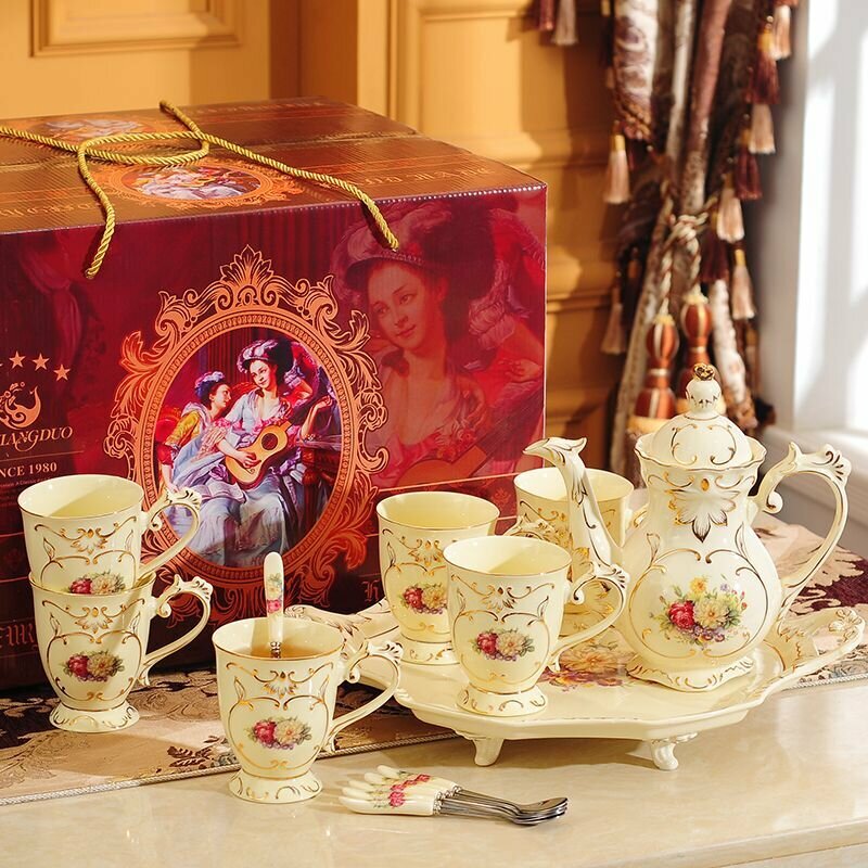 Чайный сервиз на 6 персон из костяного фарфора с позолотой, подносом и ложками, подарочная упаковка